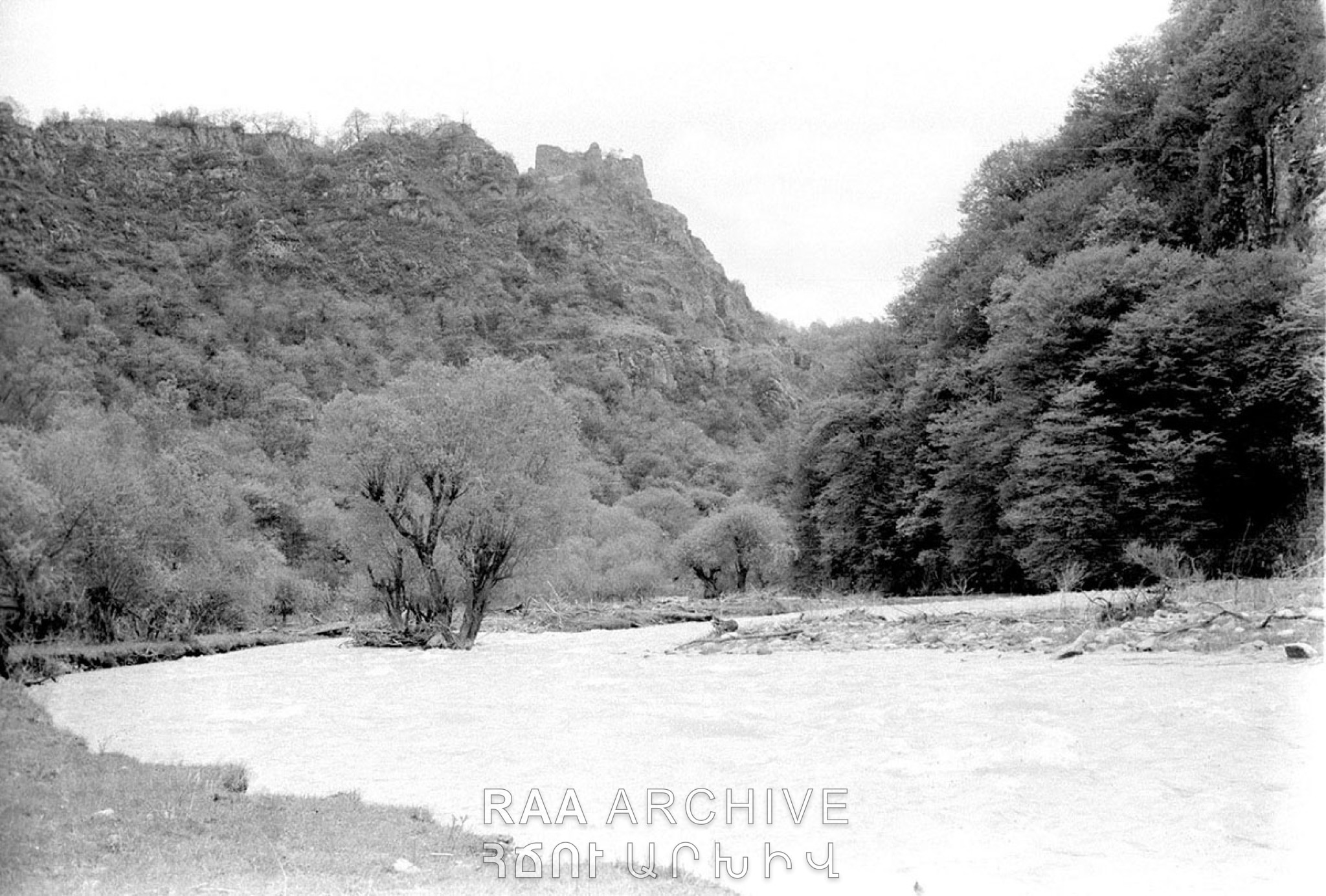 Charek Castle :: ARMENIAN HISTORICAL MONUMENTS